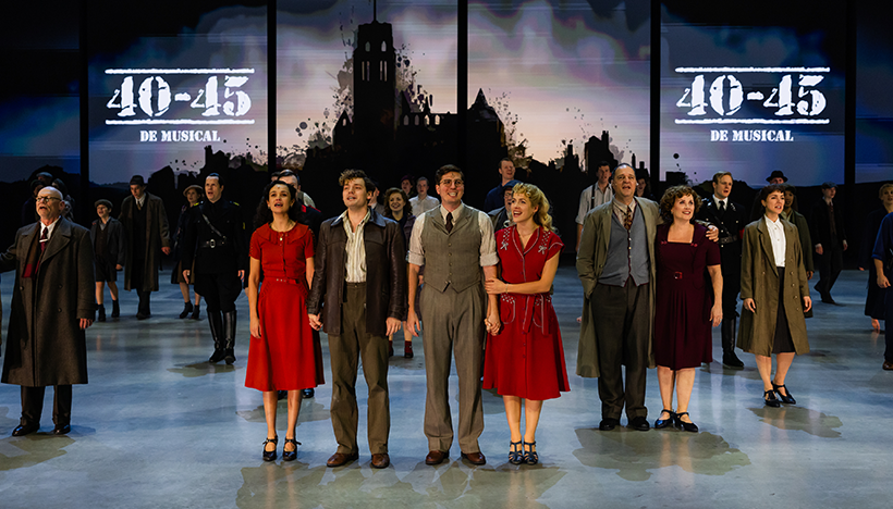 Holly Mae Brood schittert in alternate première van 40-45, de Musical